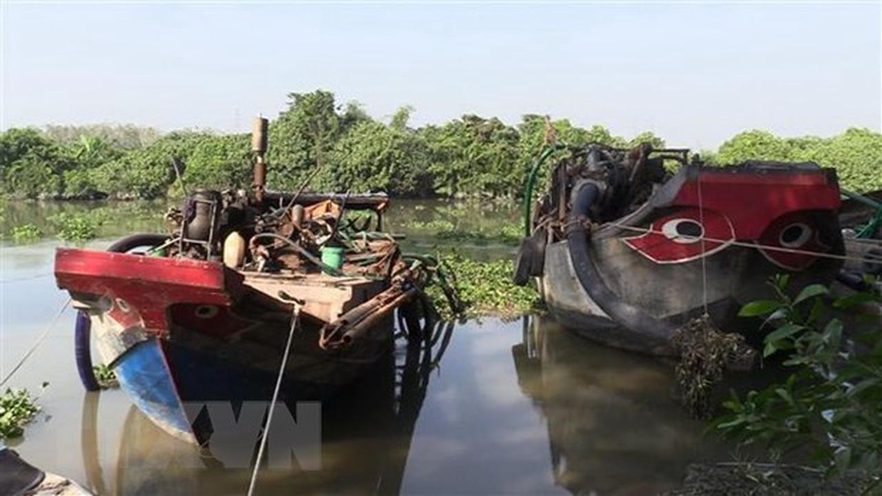 Cát tặc đánh chìm ghe, nhảy xuống sông trốn