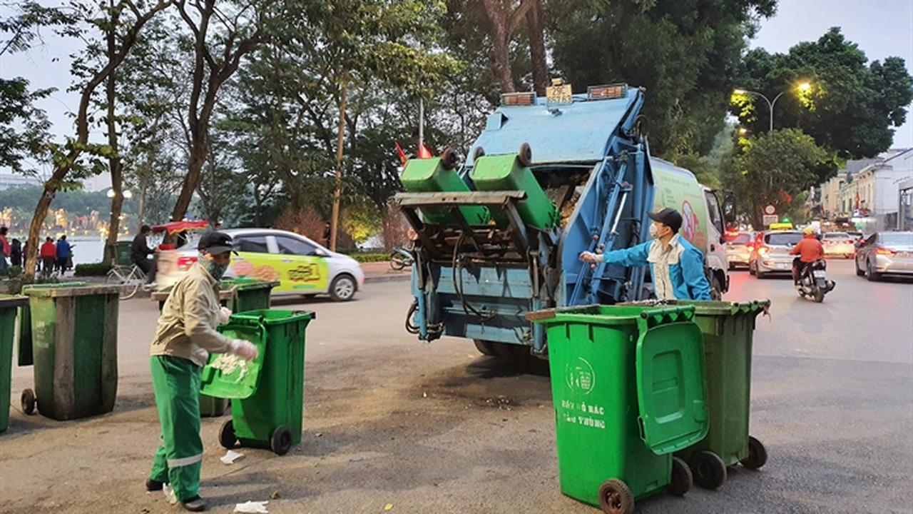 Trong 6 ngày Tết: Hà Nội thu dọn, vận chuyển 35.607 tấn rác thải